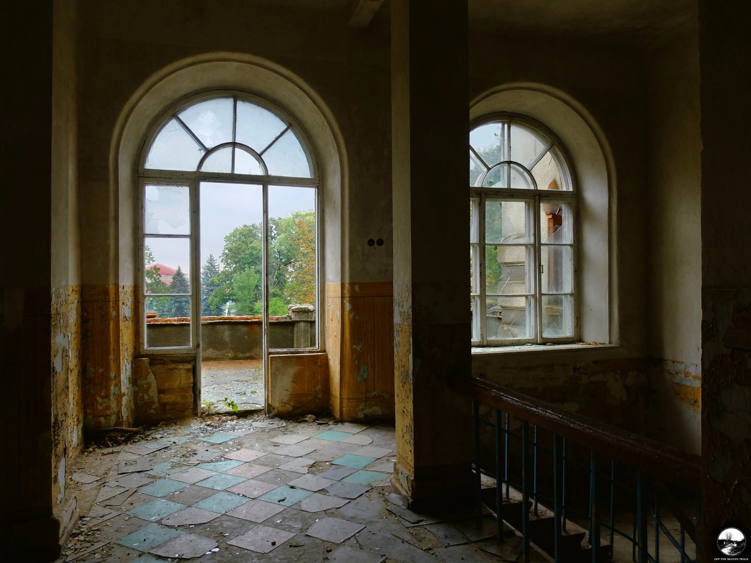 A Story about Empty Rooms. Exploring a Beautifully Decaying Abandoned ...