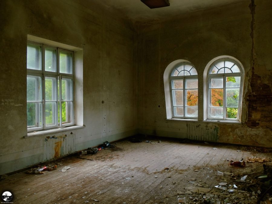 A Story about Empty Rooms. Exploring a Beautifully Decaying Abandoned ...