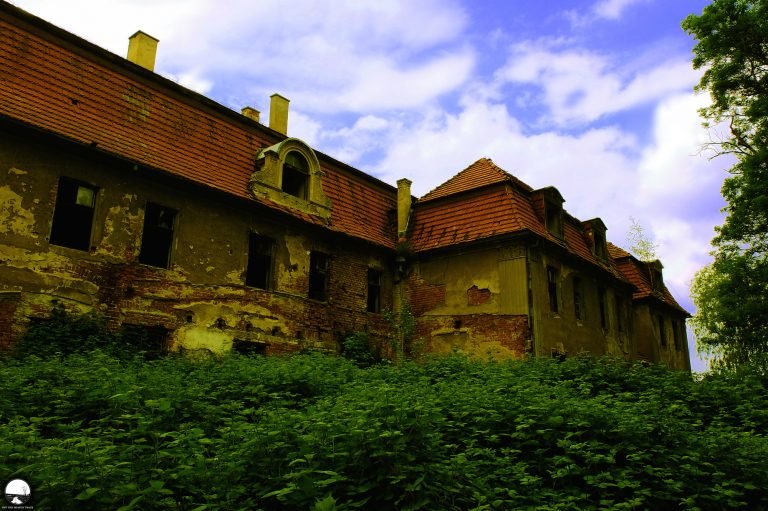 The Abandoned von Zobeltitz Palace [Glinka, Poland] - Off the Beaten Track