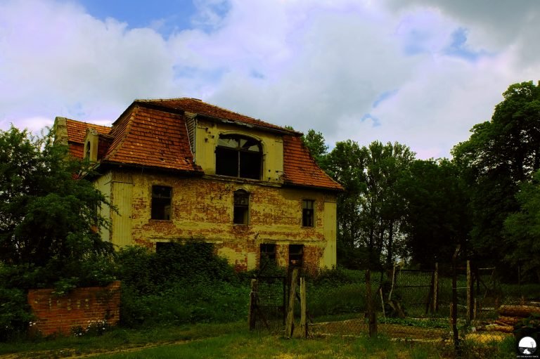 The Abandoned von Zobeltitz Palace [Glinka, Poland] - Off the Beaten Track